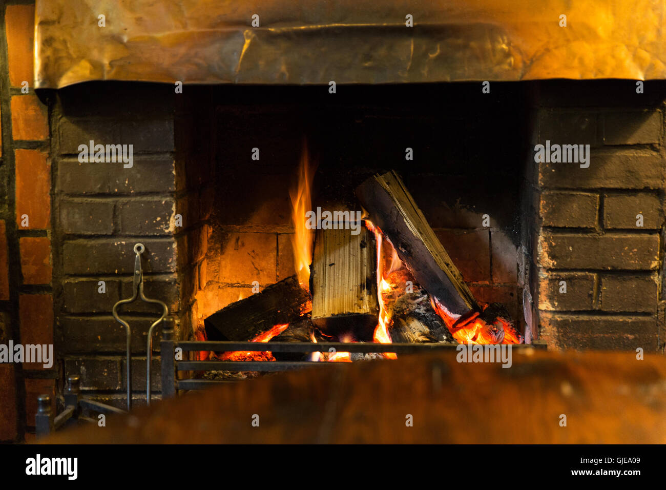 Flaming fireplace living room hi-res stock photography and images - Alamy