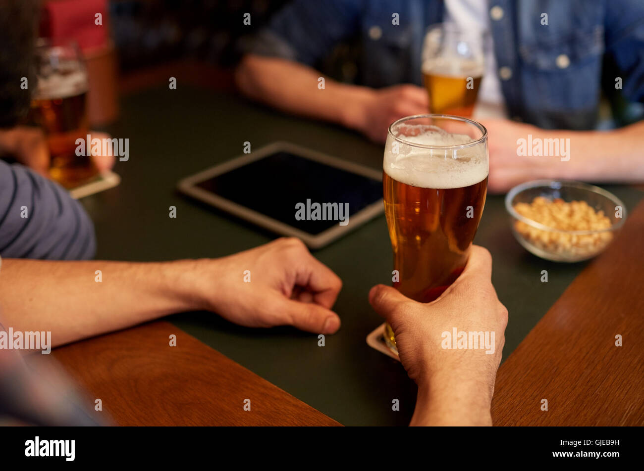 Men drinking draft beer hi-res stock photography and images - Alamy