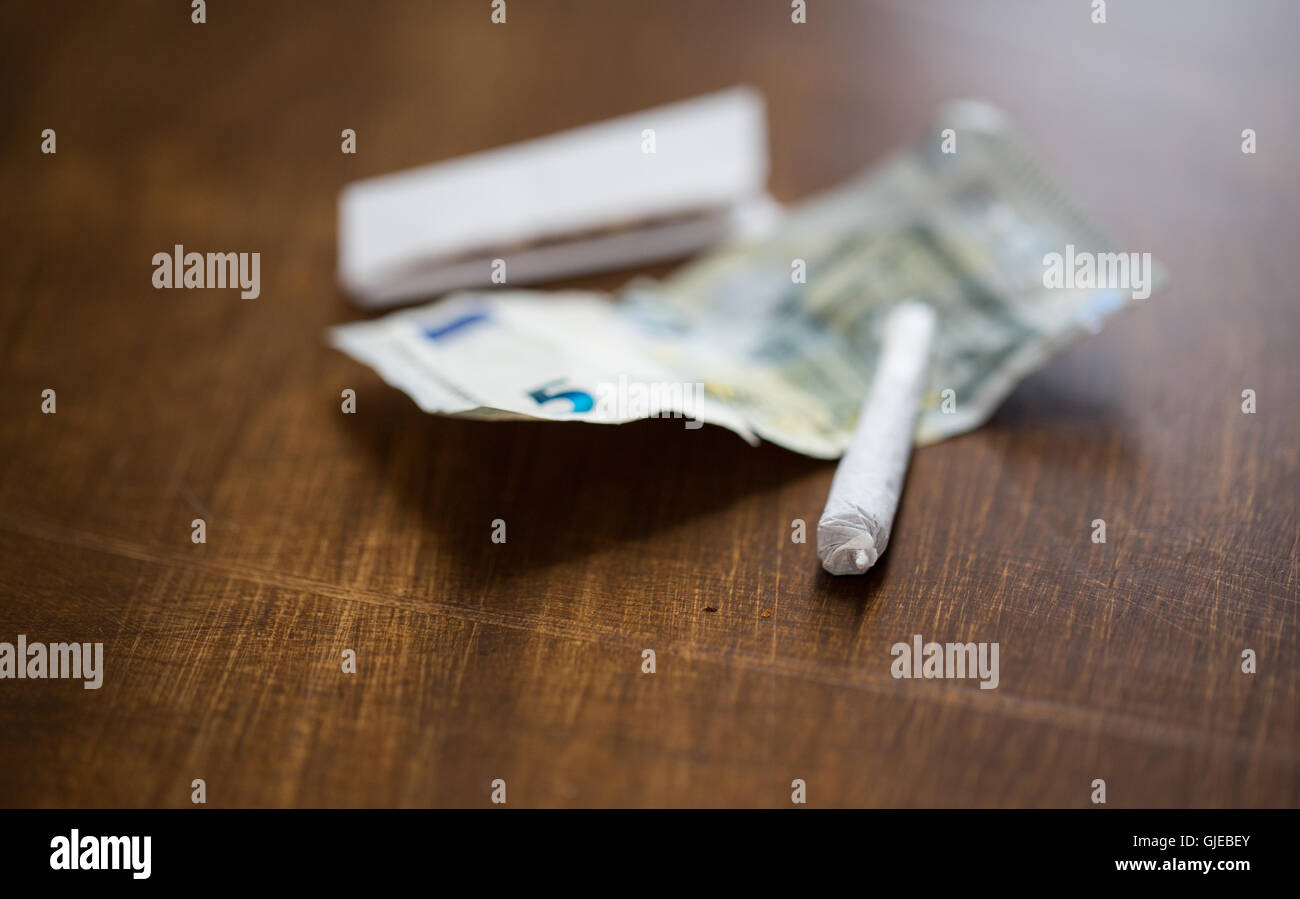 close up of marijuana joint and money Stock Photo - Alamy