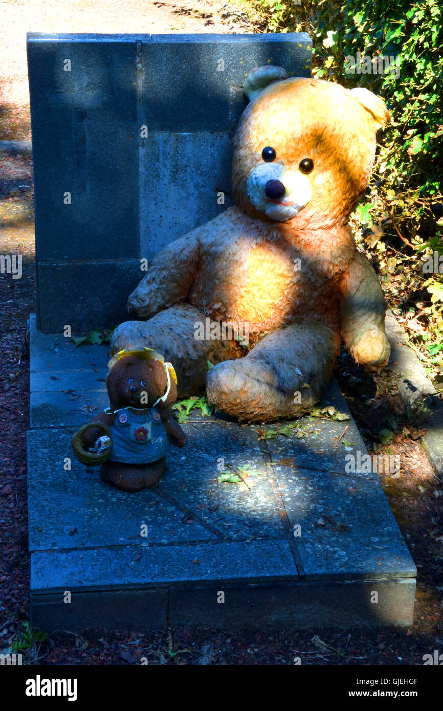 Bear on child tombstone Stock Photo - Alamy