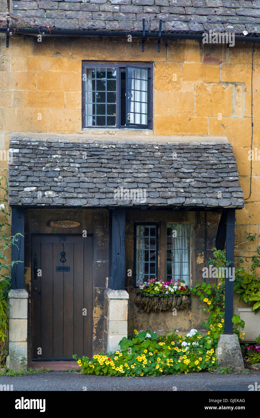 Cottage entrance hi-res stock photography and images - Alamy