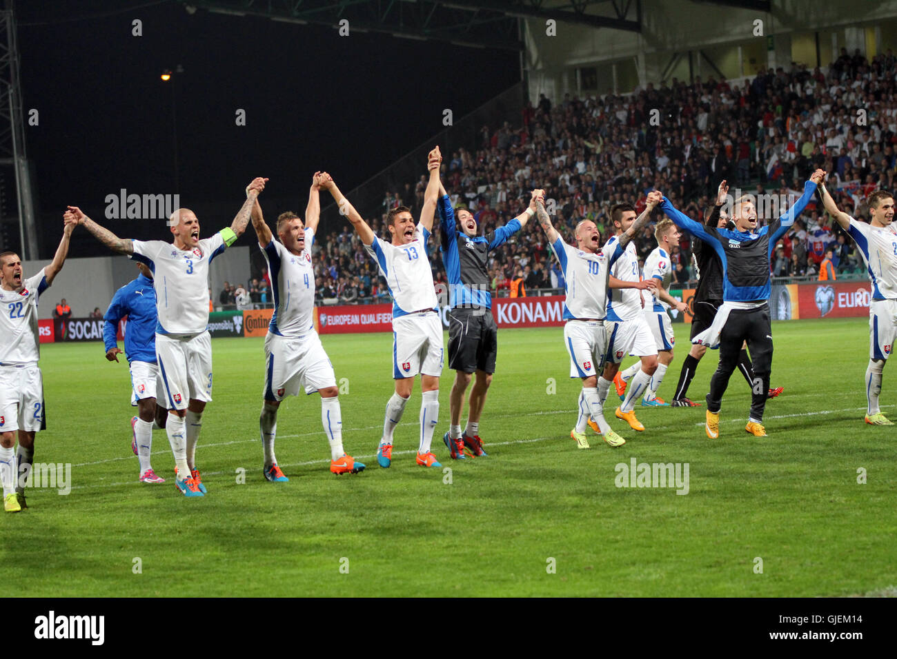 Players waving hi-res stock photography and images - Alamy