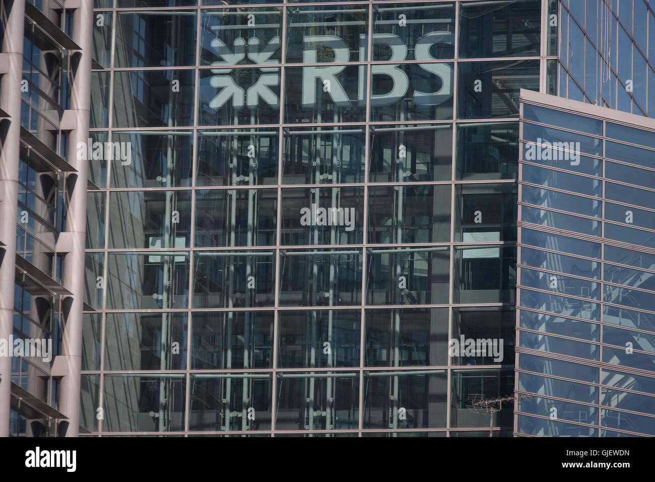 The London headquarters of the Royal Bank of Scotland (RBS) on ...