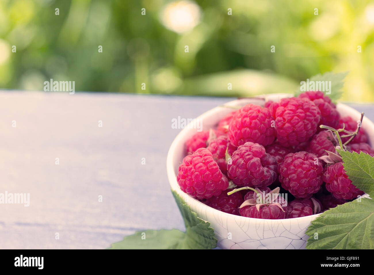 Bowl of ripe raspberry Stock Photo - Alamy