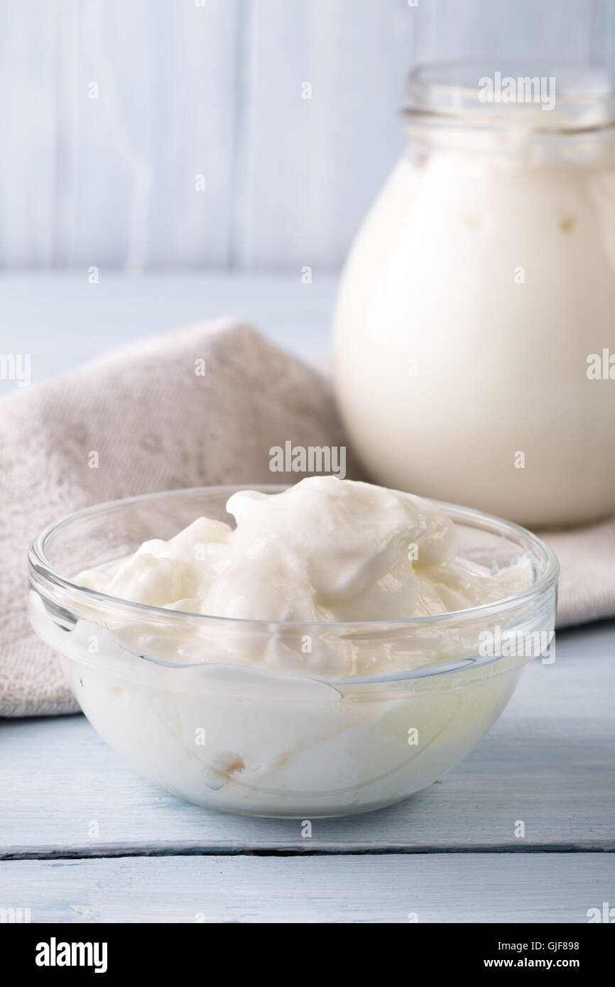 Bowl of thick yogurt Stock Photo - Alamy