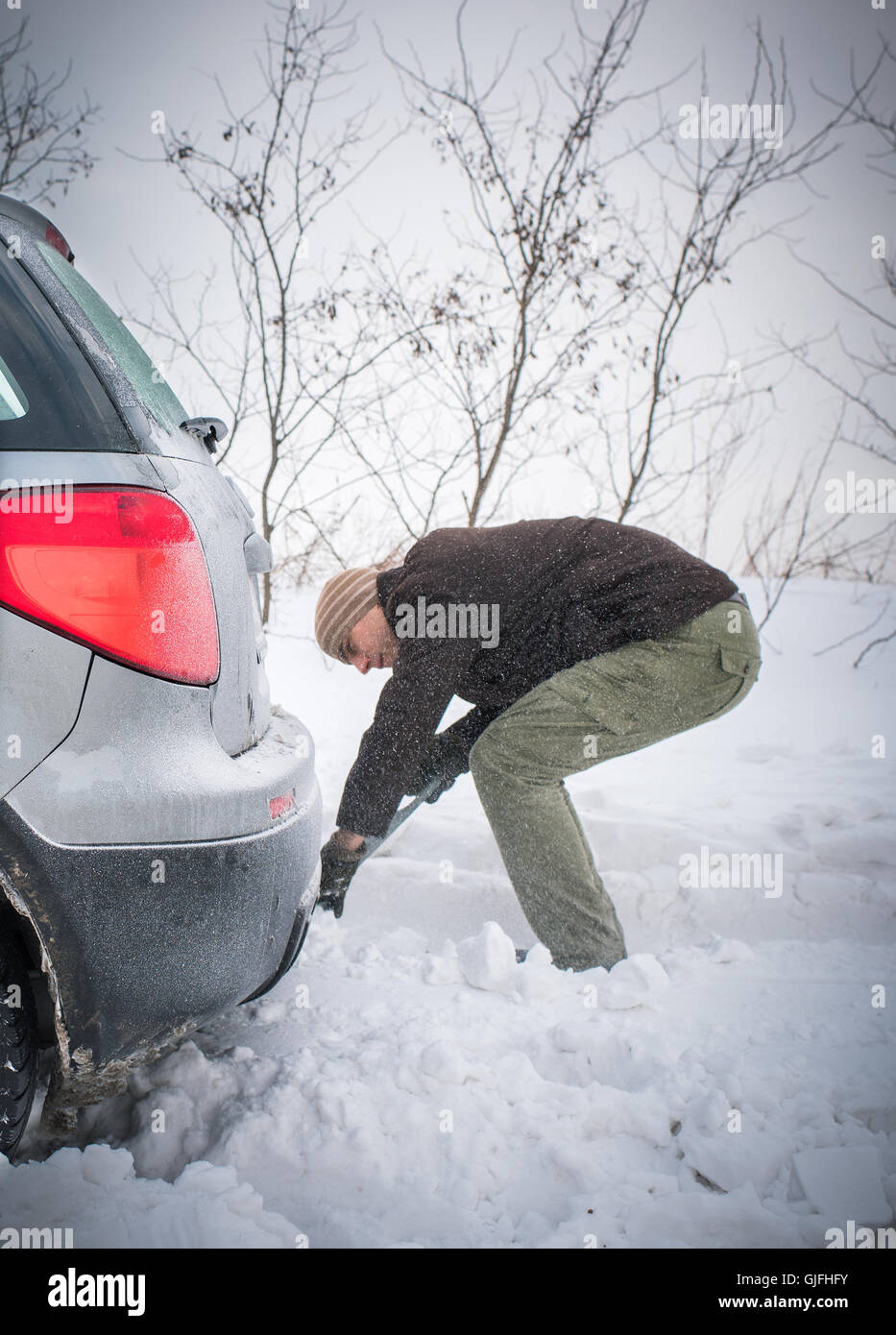 Car stuck in snow hi-res stock photography and images - Alamy