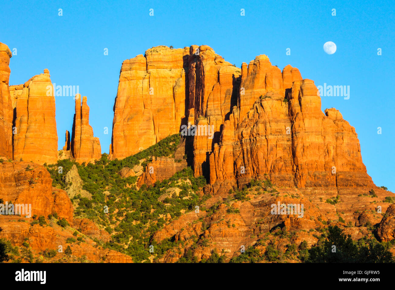 Moon over Cathedral Rock at Red Rock Crossing/Crescent Moon Ranch in ...