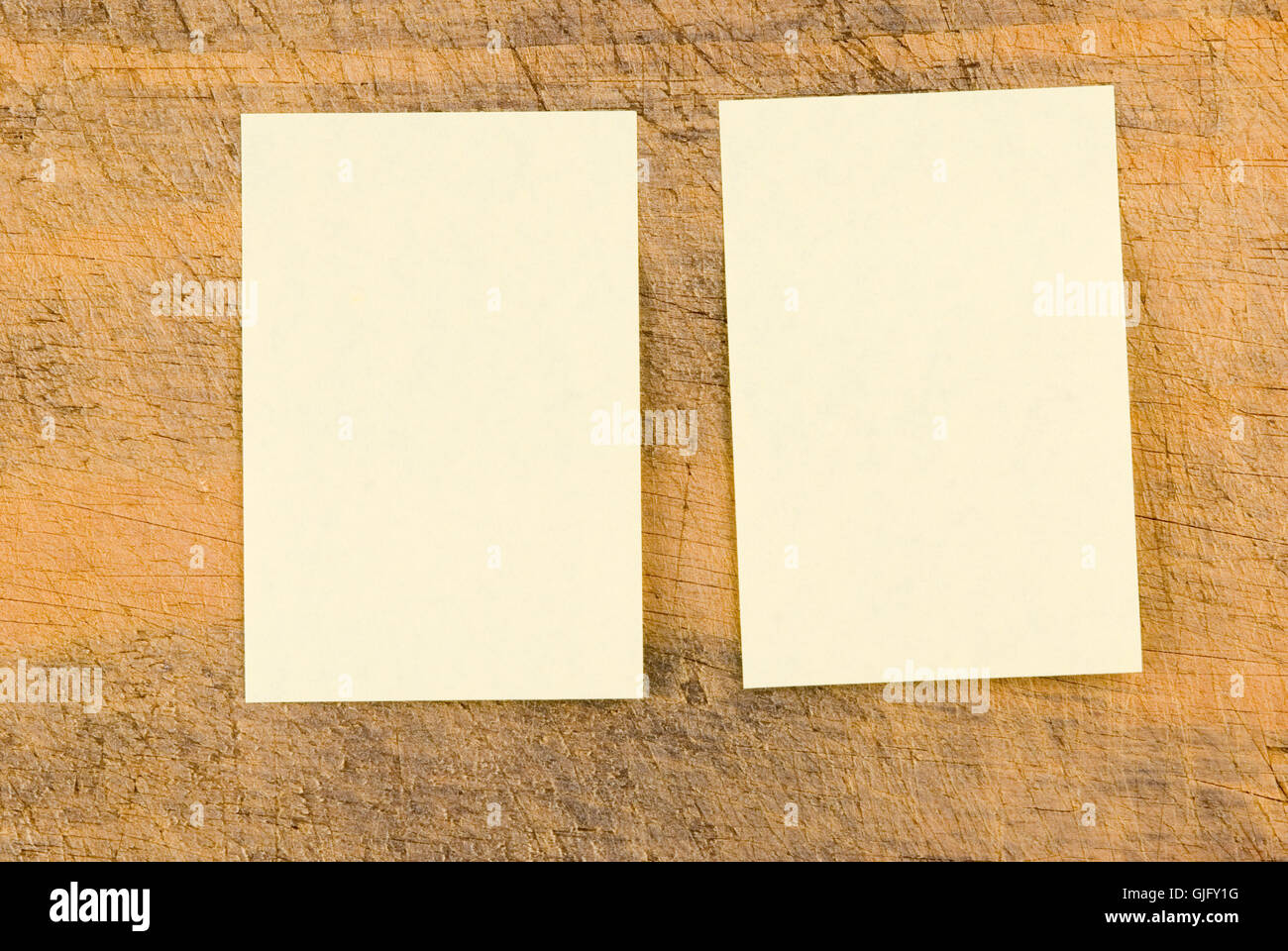 Yellow note paper on retro wood Stock Photo - Alamy