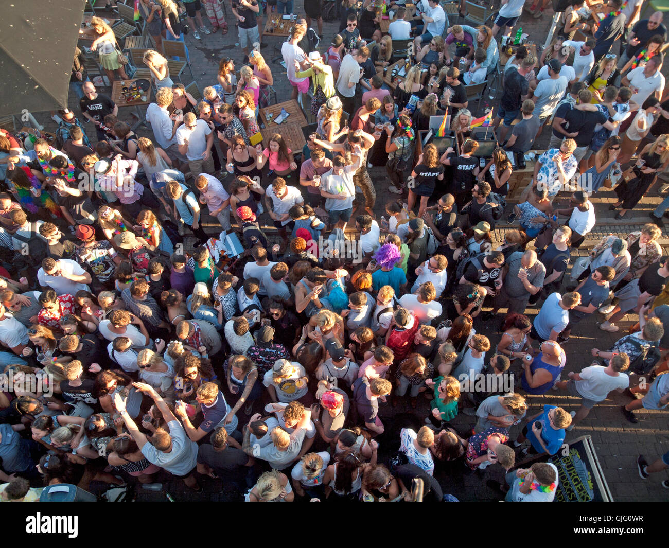 Crowds congregate, dance and drink at a seafront club in Brighton Stock ...