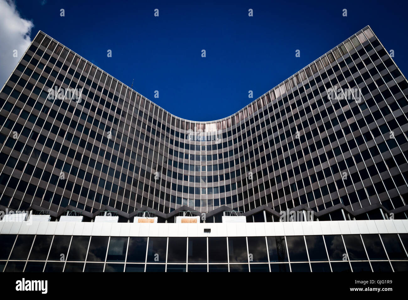 Patterned office windows hi-res stock photography and images - Alamy