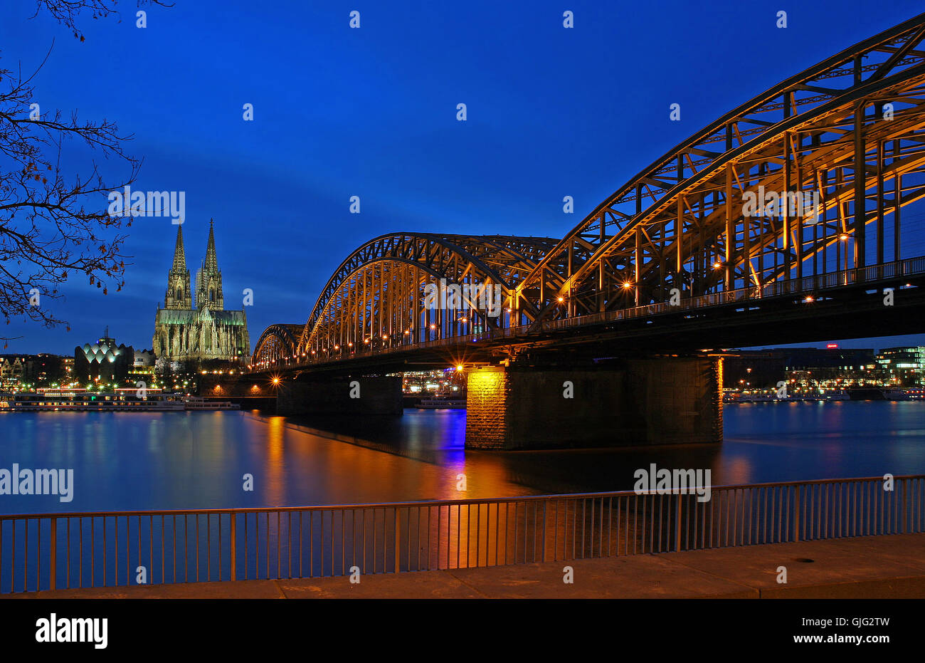 cologne cathedral bridge Stock Photo - Alamy