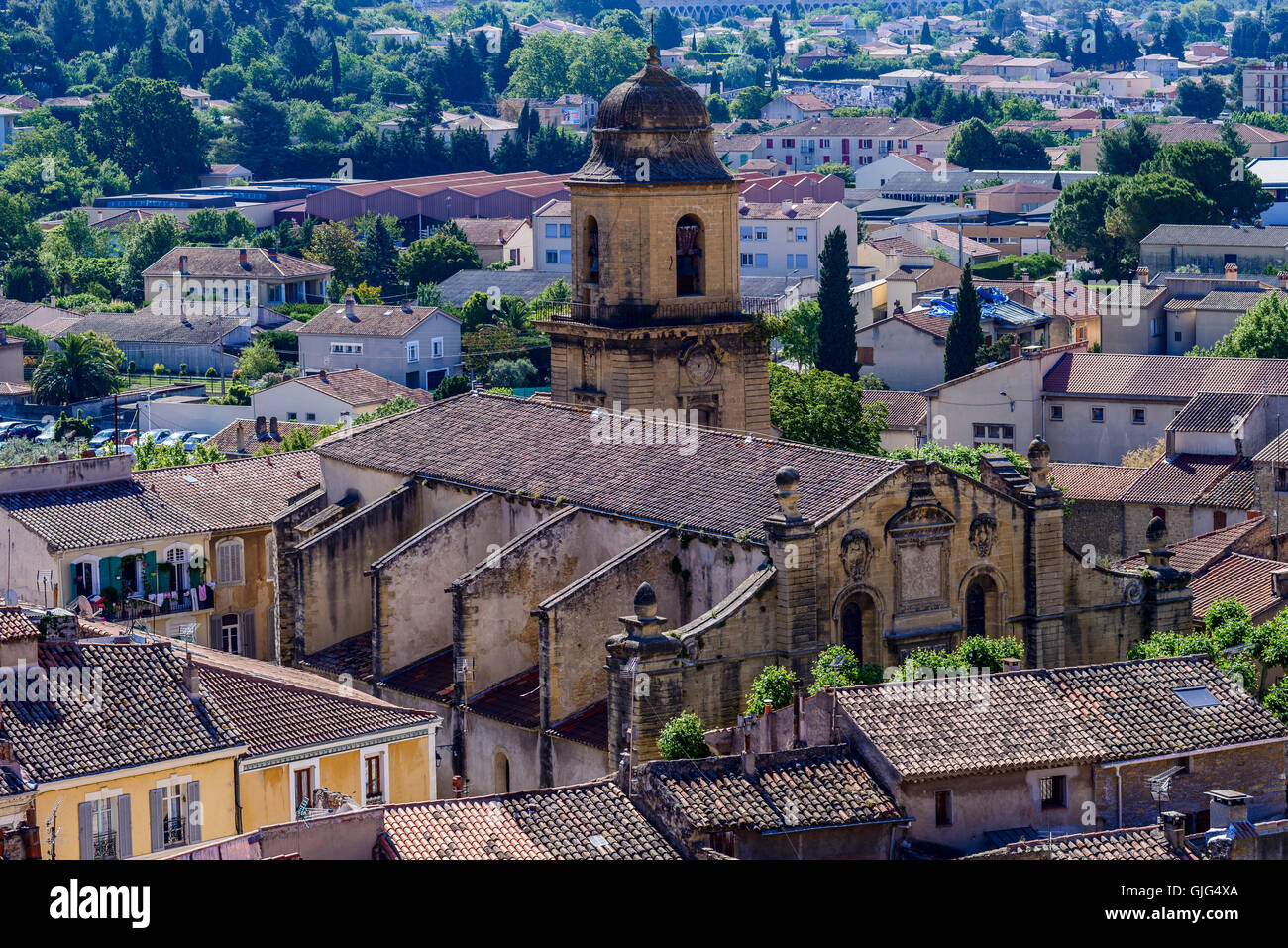 Eglise de Saint-Chamas, village de Provence Bdr France 13 Stock Photo ...