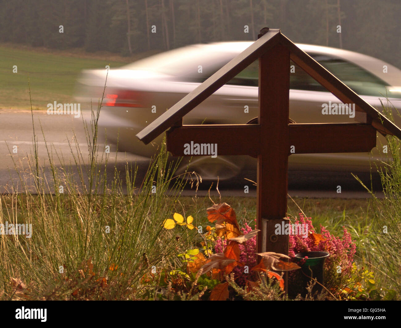 Accident cross hi-res stock photography and images - Alamy