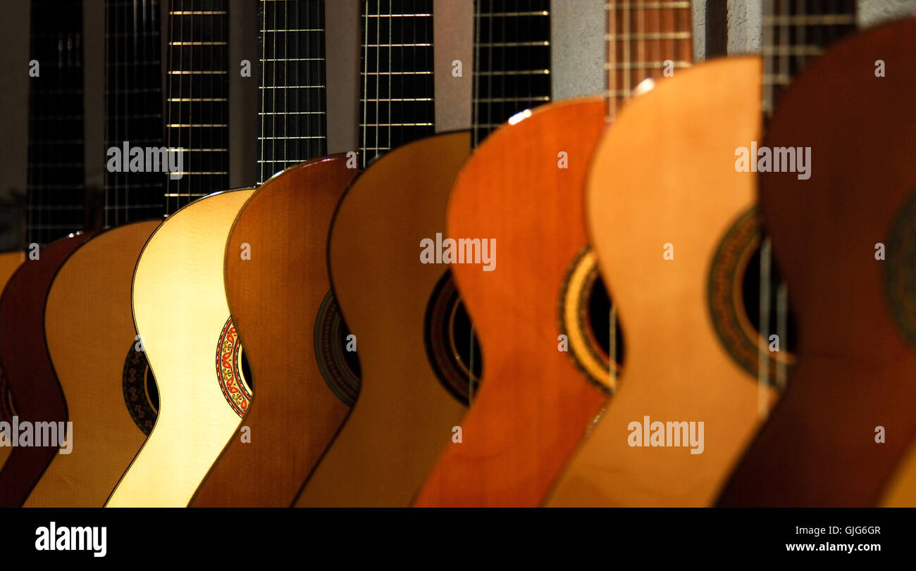music wood strings Stock Photo - Alamy