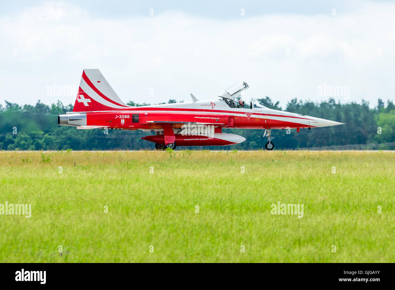 Landing jet northrop f 5e tiger hi-res stock photography and images - Alamy