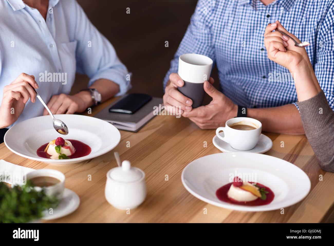 Having lunch as a team hi-res stock photography and images - Alamy