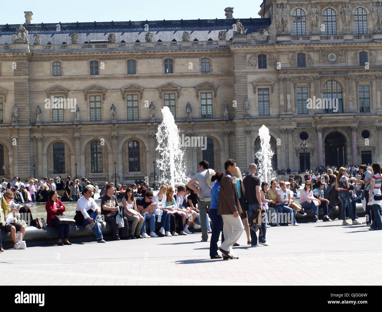 Crowds at Louvre Museum & Art Gallery, Paris, France Stock Photo - Alamy