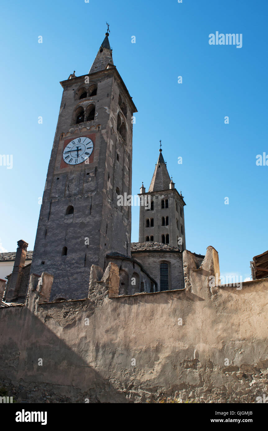 Romanesque style bell clock hi-res stock photography and images - Alamy