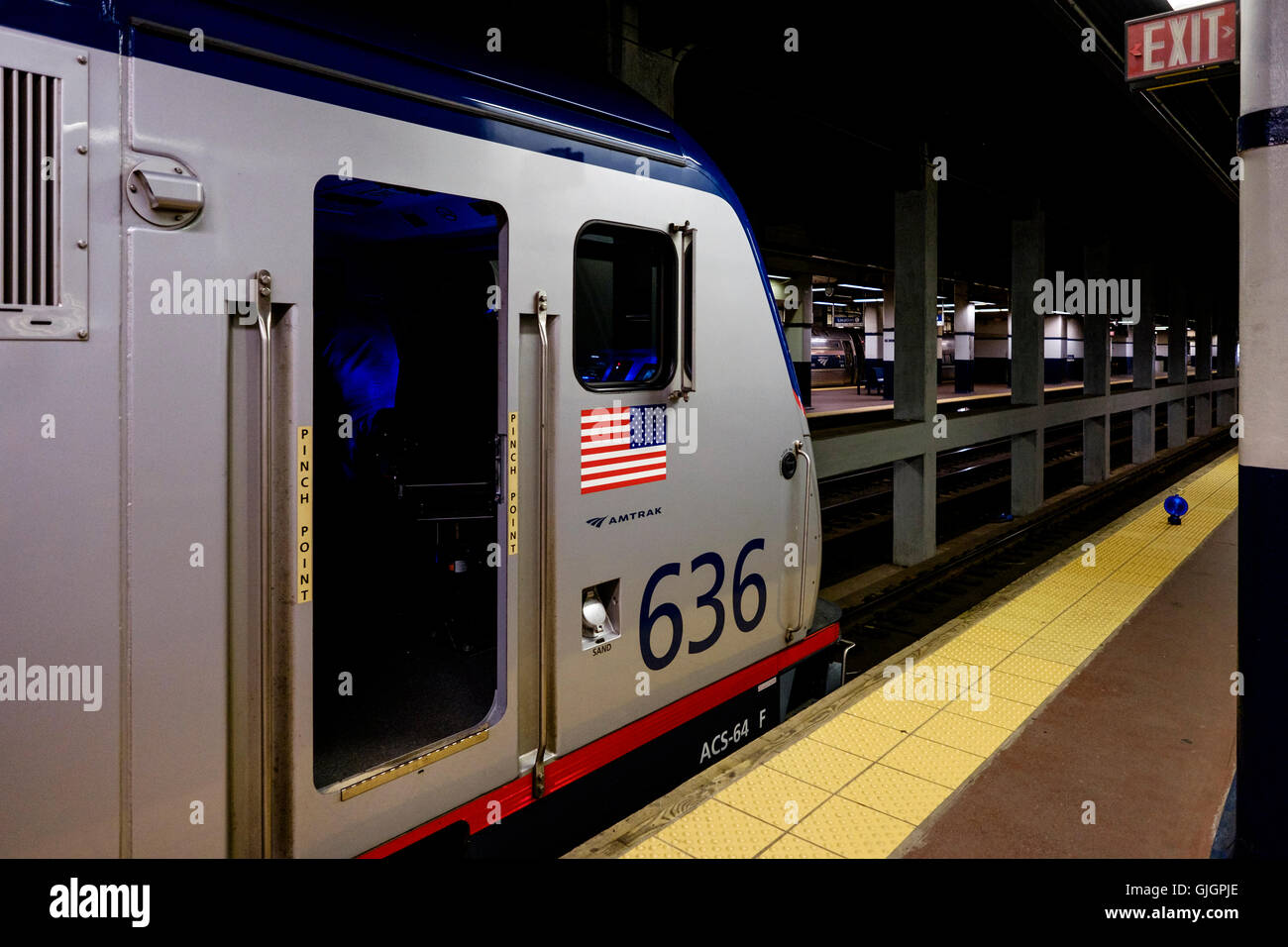 30th street station platform hi-res stock photography and images - Alamy