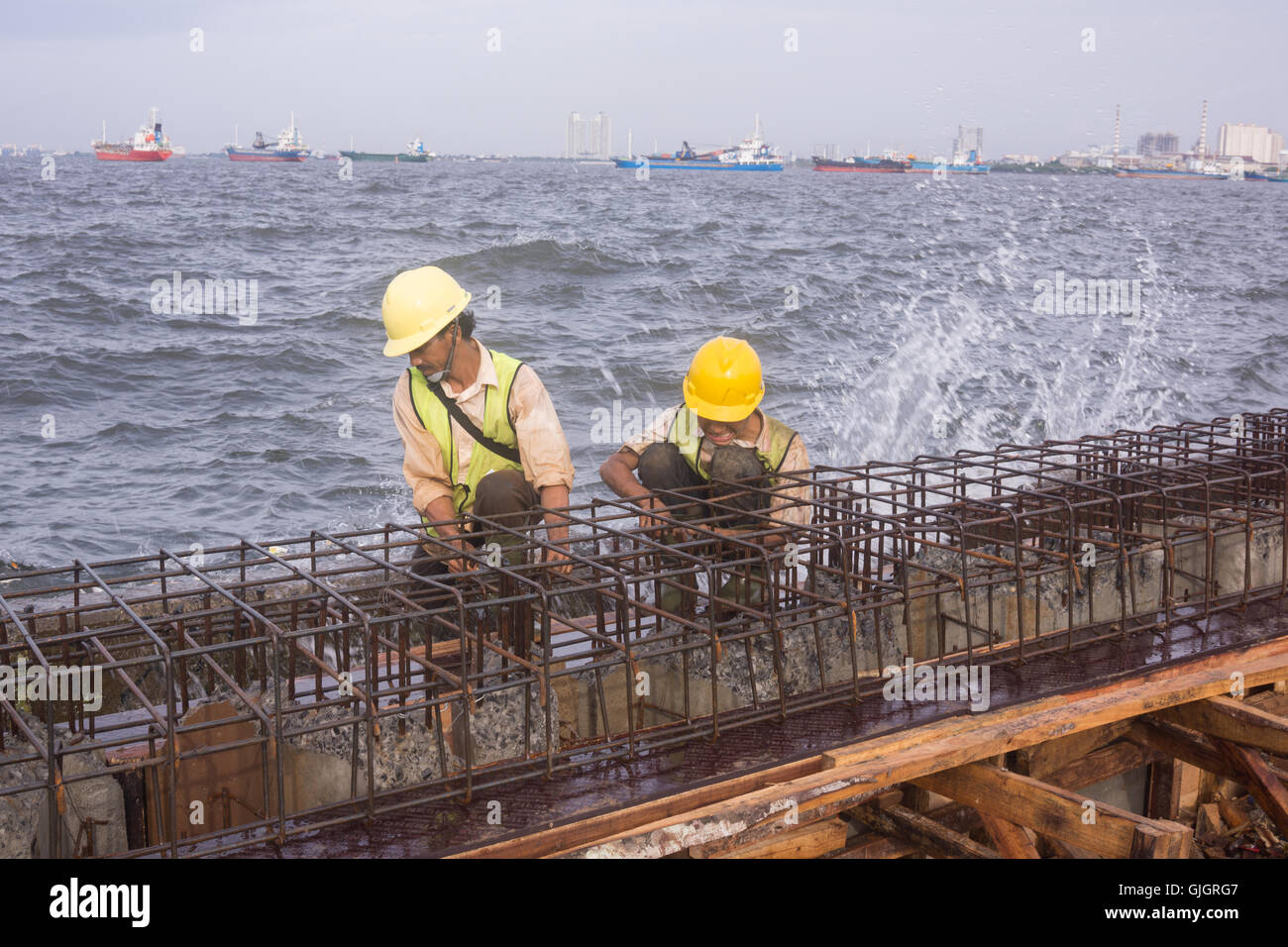 North Jakarta, Indonesia. 16th Aug, 2016. A worker contruct the new ...