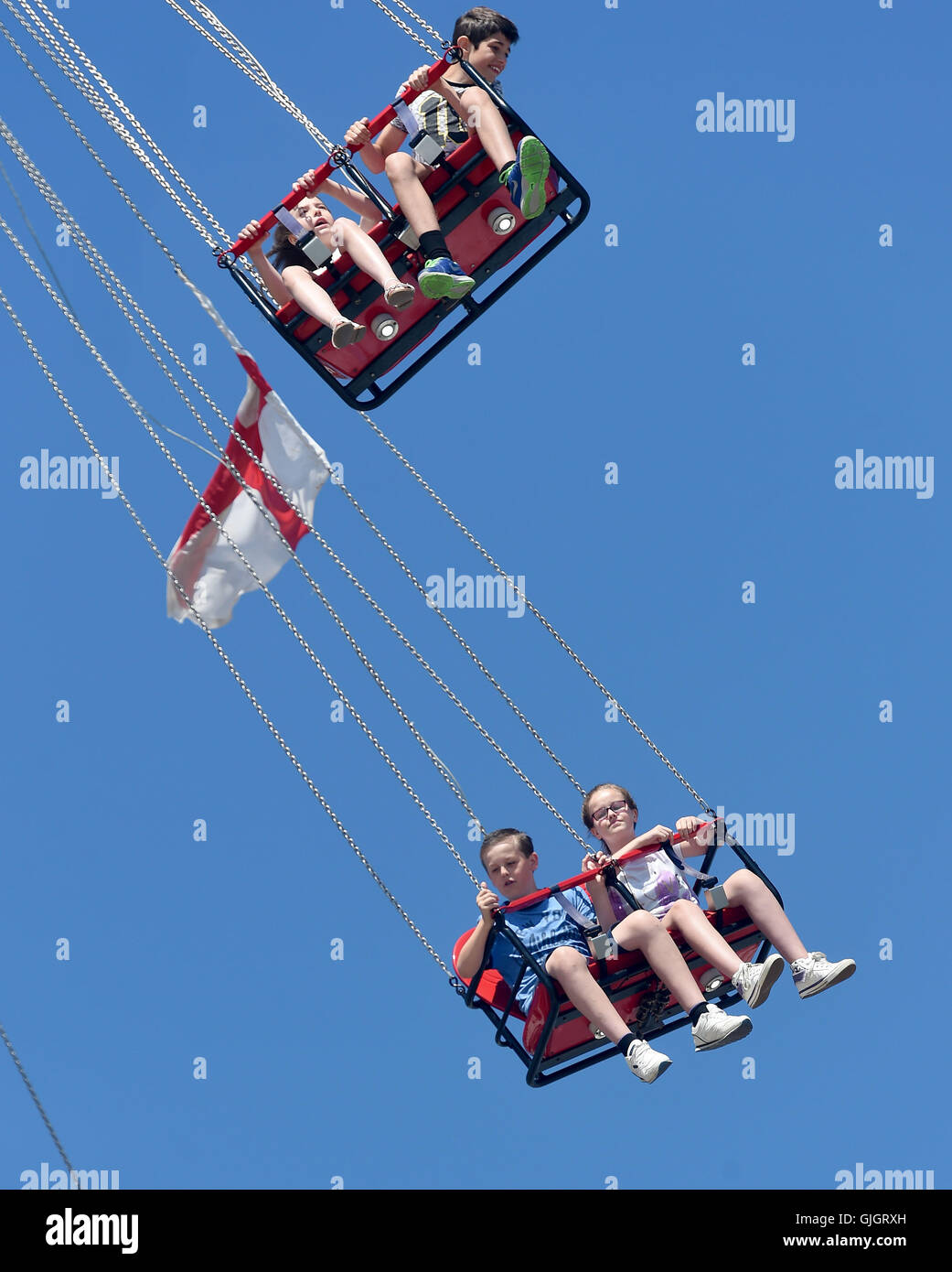 Fairground ride rides people thrill high fair funfair hi-res stock ...