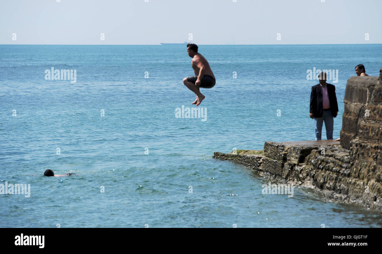 Brighton UK 16th August 2016 - Lifeguards warn swimmers about the ...