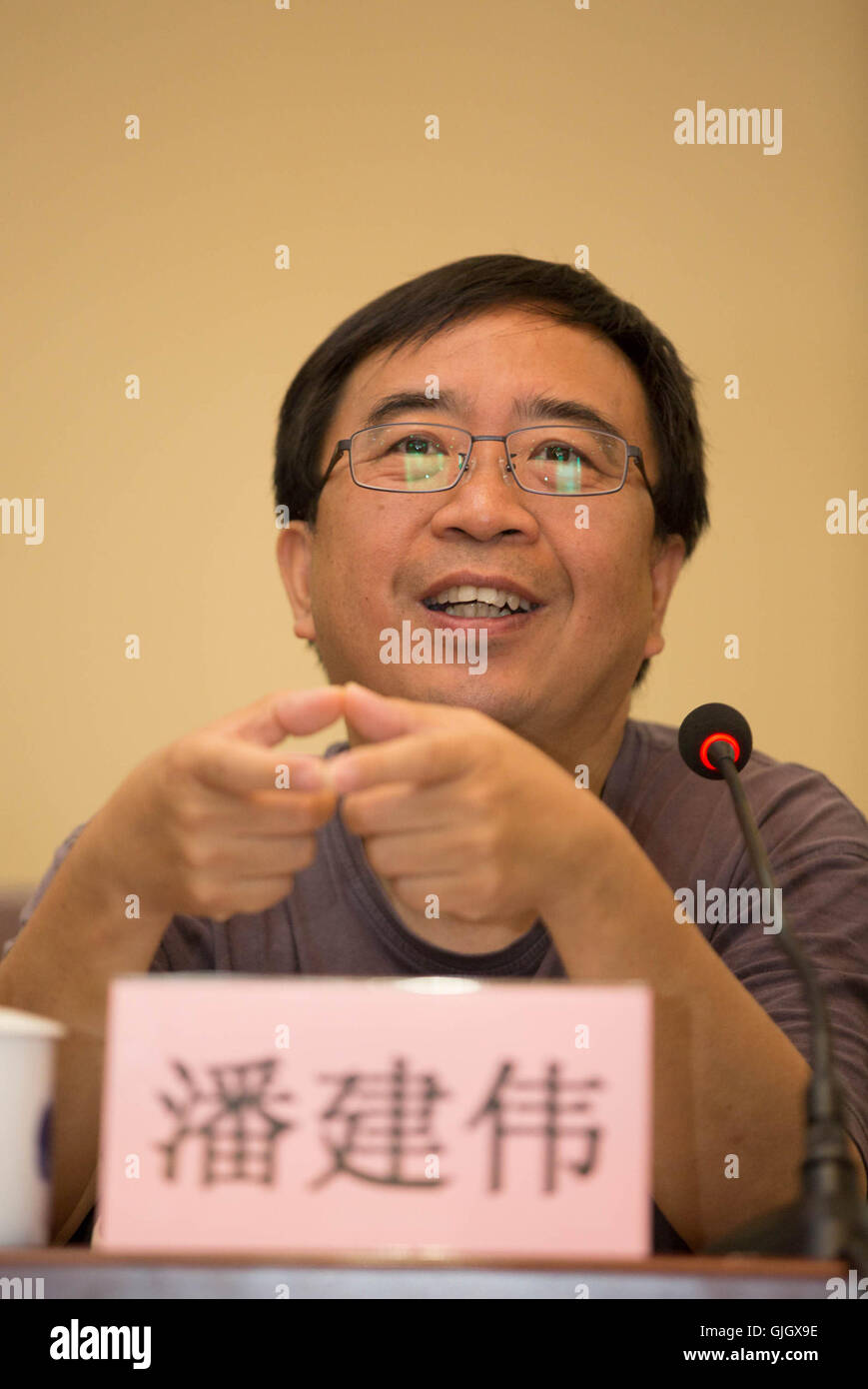 (160816) -- JIUQUAN, Aug. 16, 2016 (Xinhua) -- Pan Jianwei, chief ...