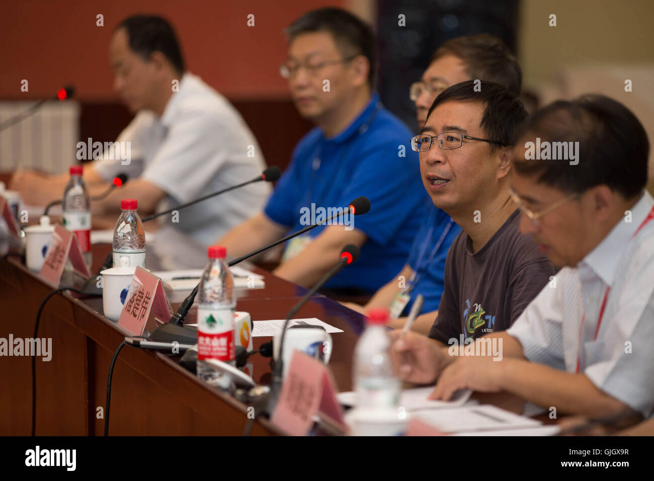 (160816) -- JIUQUAN, Aug. 16, 2016 (Xinhua) -- Pan Jianwei (2nd R ...