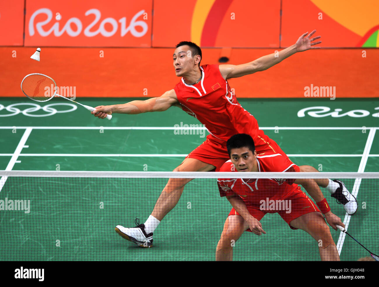 Rio De Janeiro, Brazil. 16th Aug, 2016. China's Zhang Nan (behind) and ...