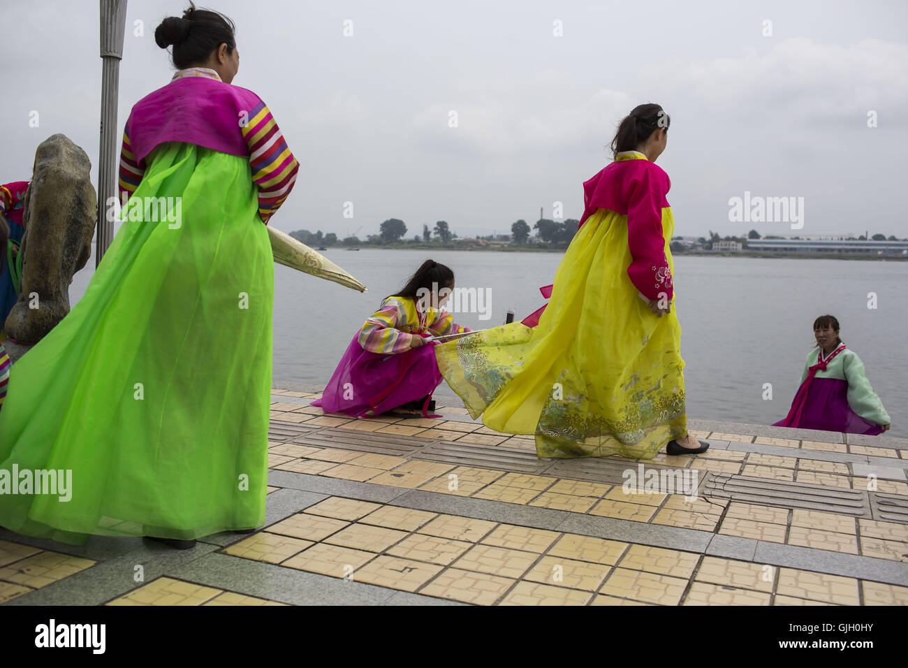 Dandong, Liaoning, China. 10th Aug, 2016. Tourists wear traditional ...