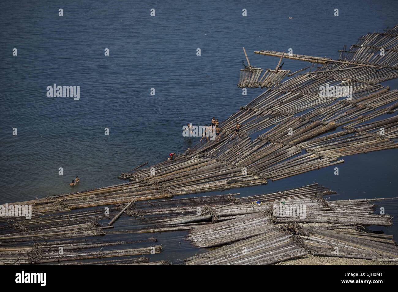 Log rafts hi-res stock photography and images - Alamy