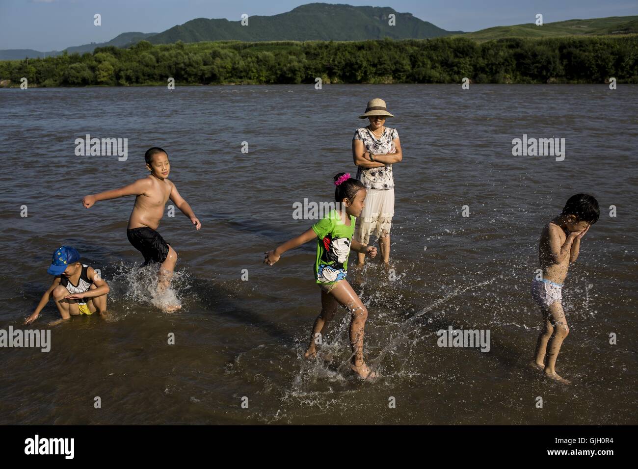 Linjiang, Jilin, China. 3rd Aug, 2016. Children playing in the Yalu ...