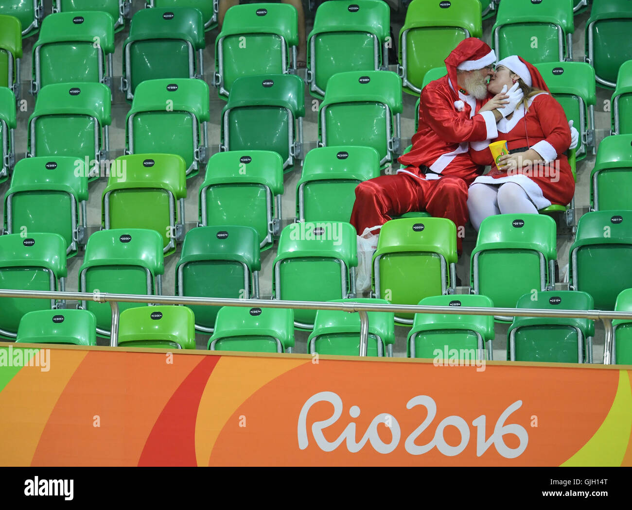 Rio de Janeiro, Brazil. 16th Aug, 2016. Spectators dressed with a Santa ...
