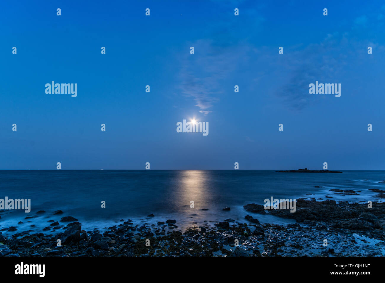 Mousehole, Cornwall, UK. 16th August 2016. UK Weather. The moon rises ...