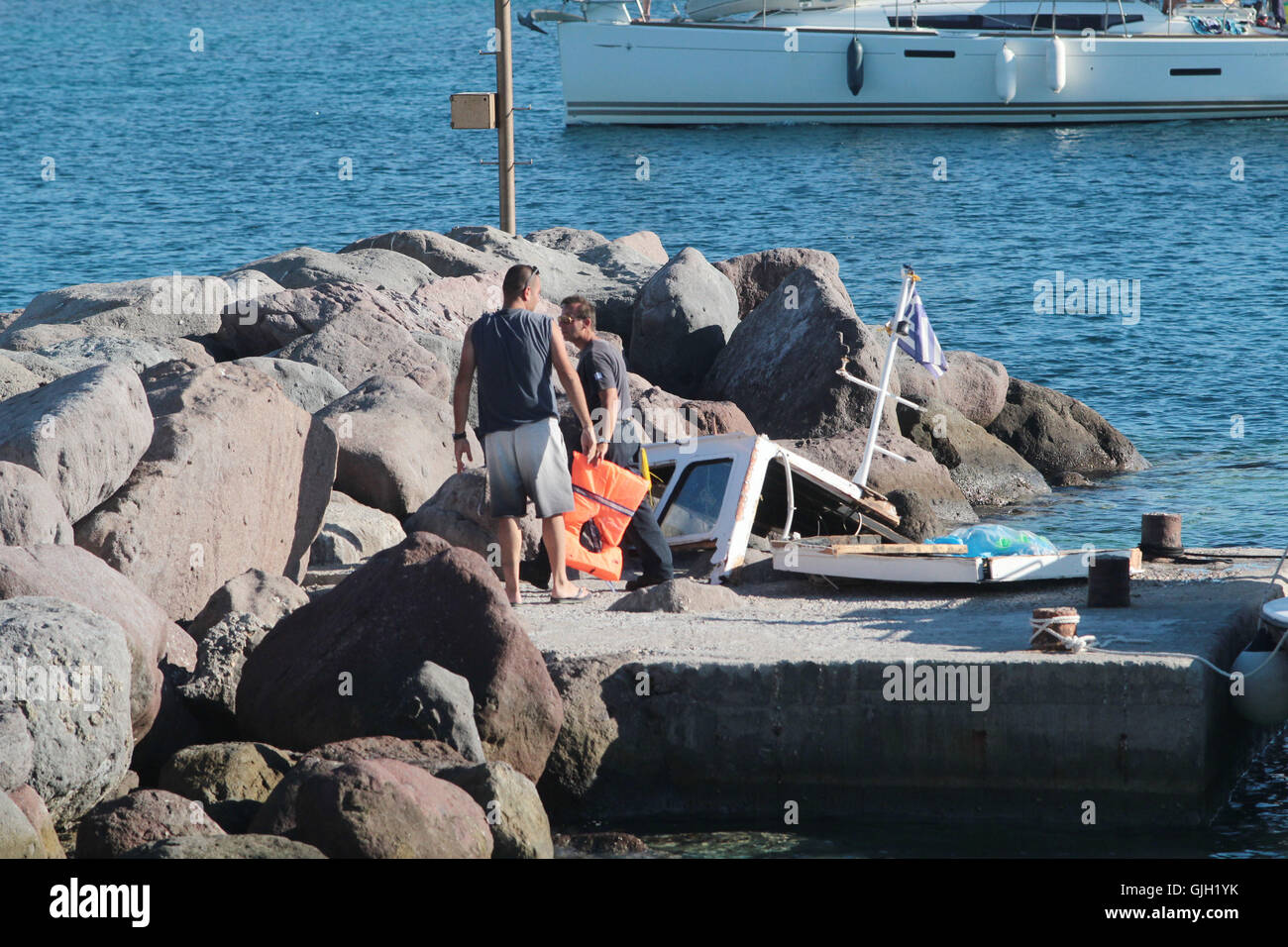 Smashed boat hi-res stock photography and images - Alamy