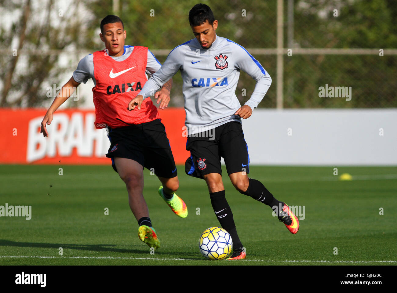 SÃO PAULO, SP - 16.08.2016: TREINO DO CORINTHIANS - William Arana and ...