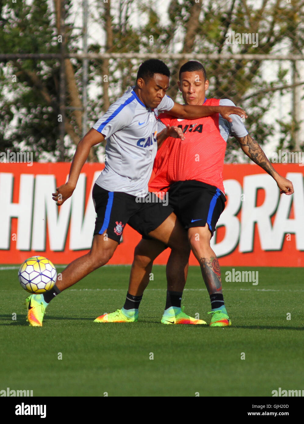 SÃO PAULO, SP - 16.08.2016: TREINO DO CORINTHIANS - Elias and William ...