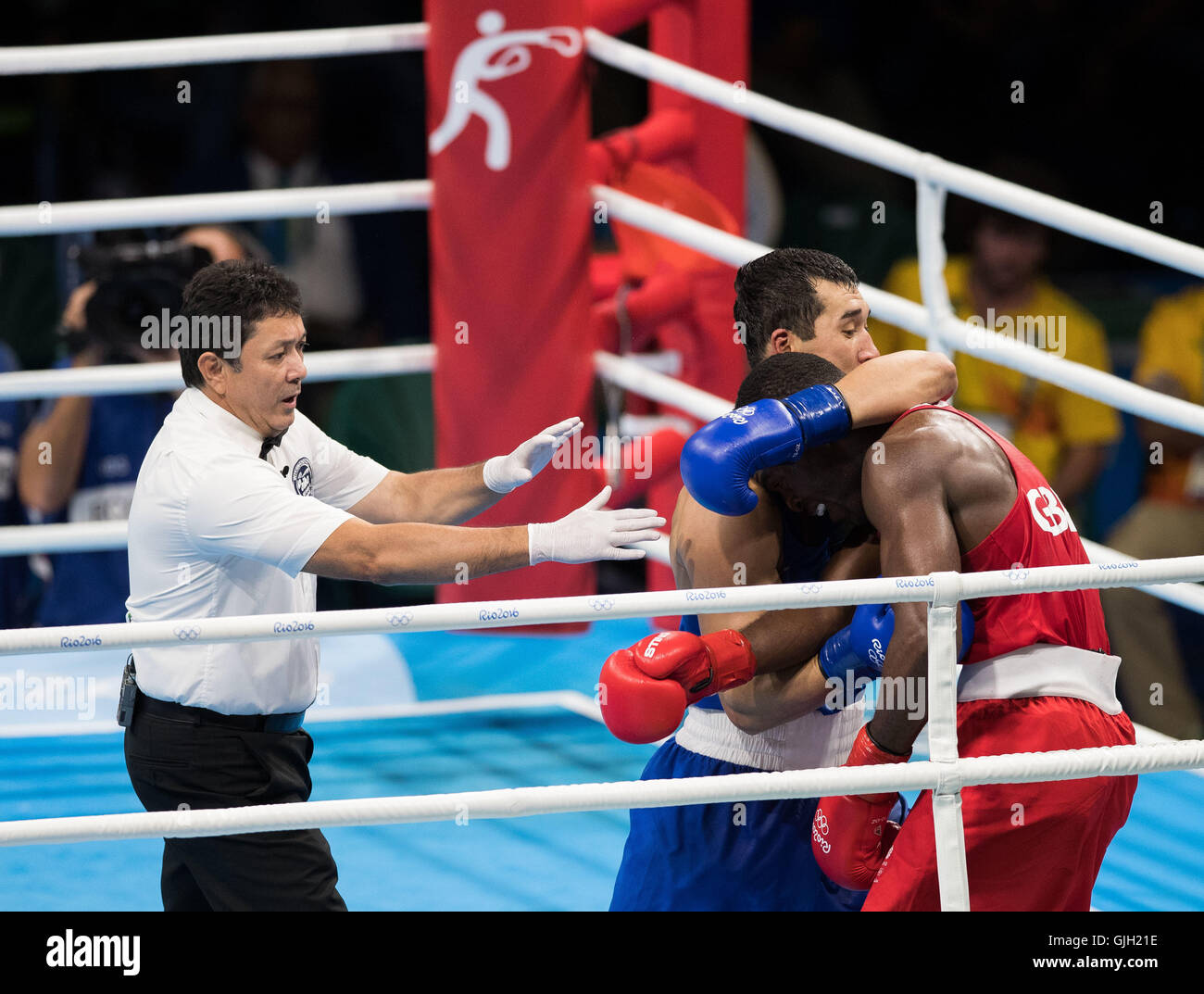 Boxing arena fans hi-res stock photography and images - Alamy