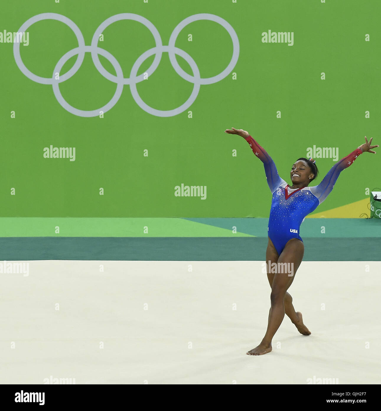 Simone biles rio floor exercise hi-res stock photography and images - Alamy
