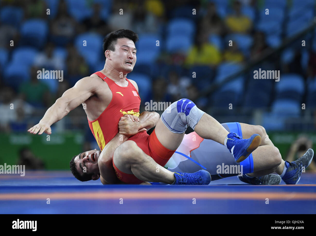 Rio De Janeiro, Brazil. 16th Aug, 2016. China's Xiao Di (top) competes ...