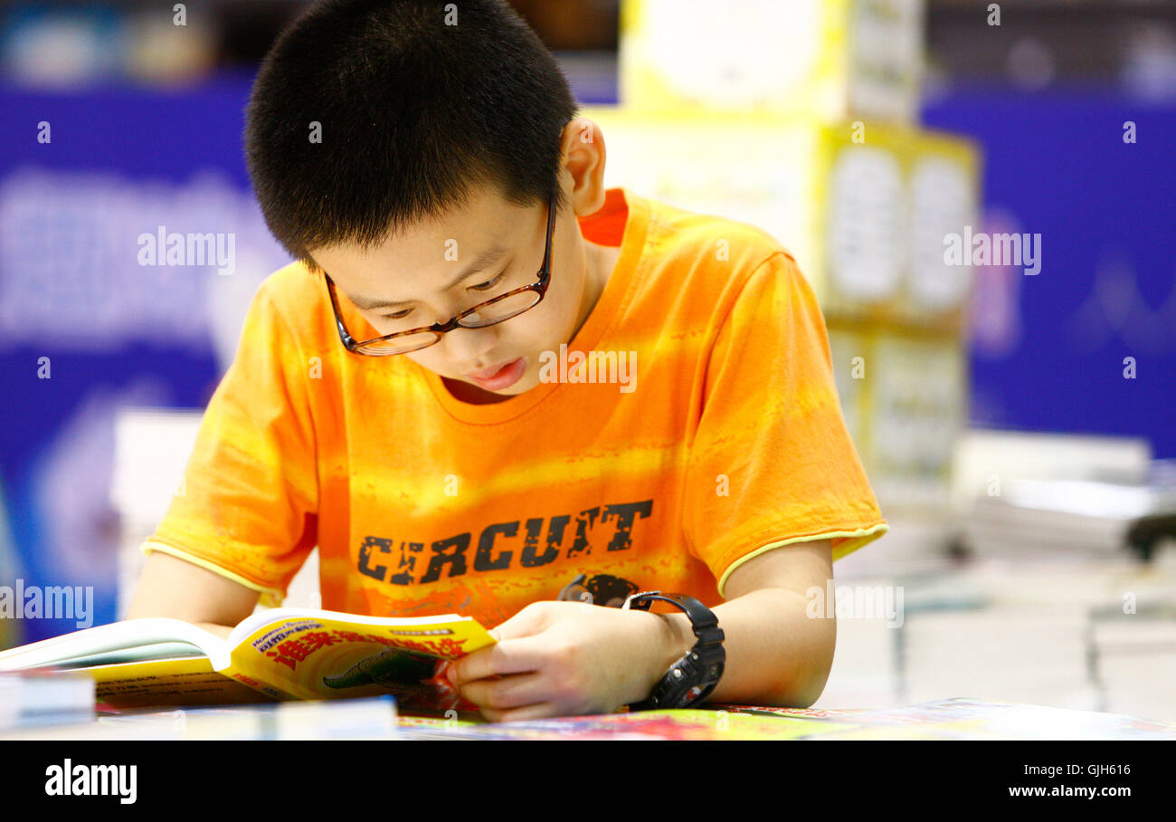 Shanghai. 17th Aug, 2016. A child reads a book at the 2016 Shanghai ...