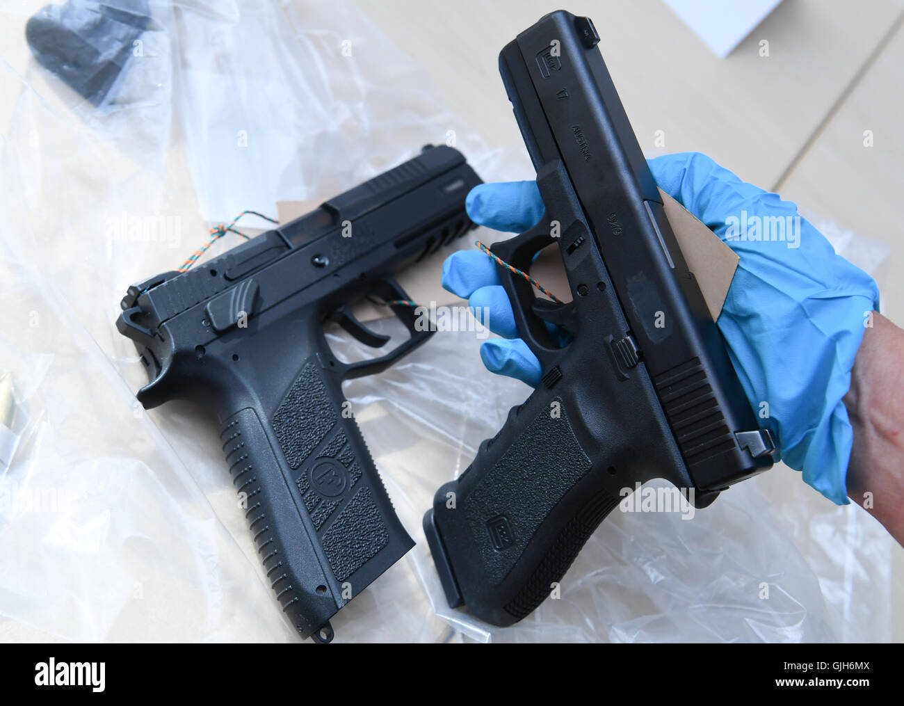 The Customs Office in Frankfurt present two pistols, a Glock 17 (R) and ...