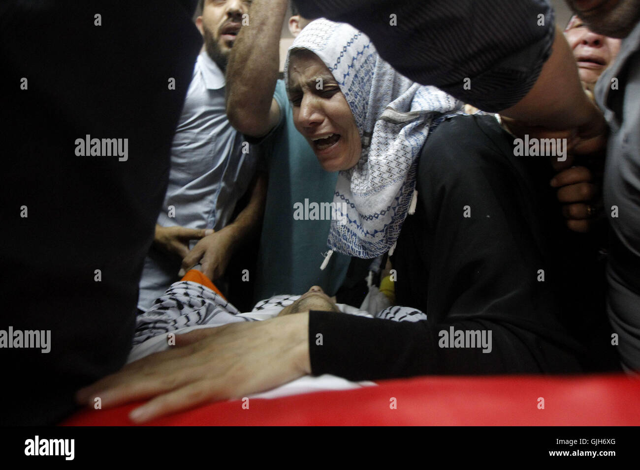 Hebron, West Bank, Palestinian Territory. 17th Aug, 2016. Relatives ...