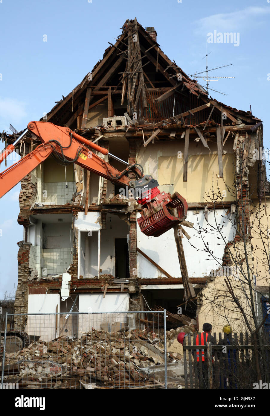 House demolition hi-res stock photography and images - Alamy