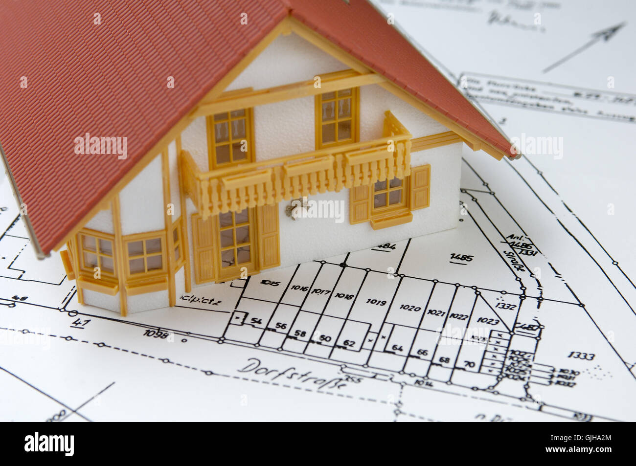 model house on map Stock Photo - Alamy