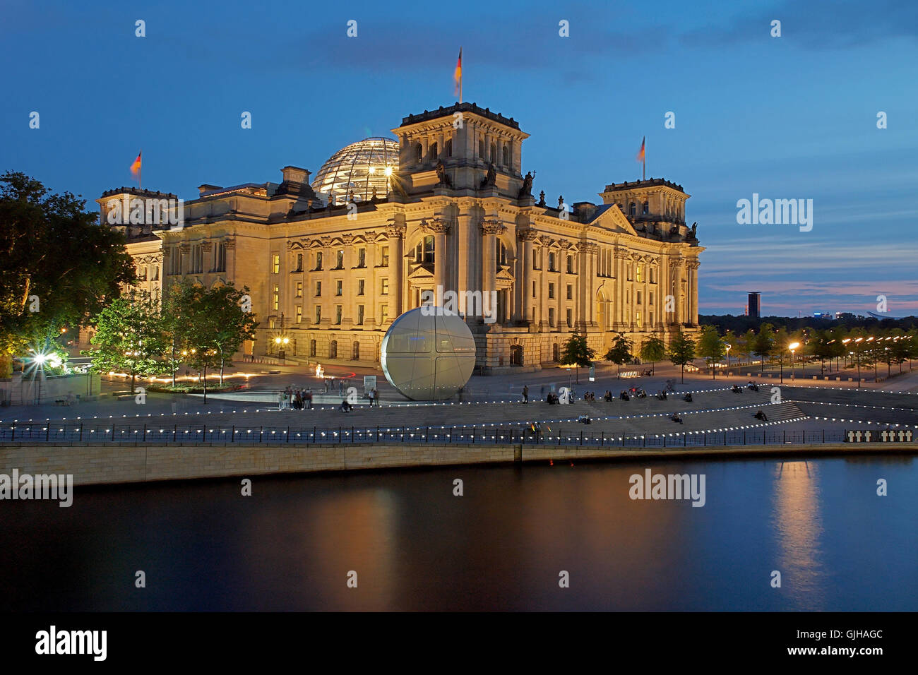 night photograph berlin parliament Stock Photo - Alamy