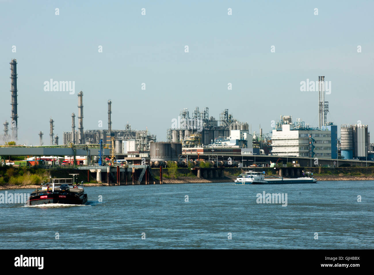 Deutschland, NRW, Wesseling, Blick über den Rhein auf Industrieanlagen ...
