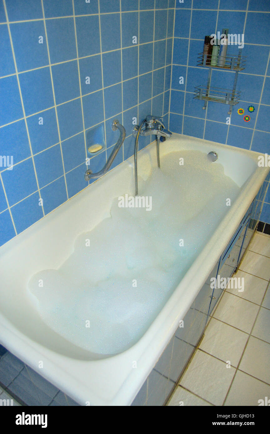 Retro bathtub hi-res stock photography and images - Alamy