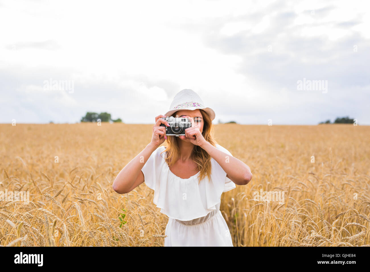 Retro photographer using old camera Stock Photo - Alamy