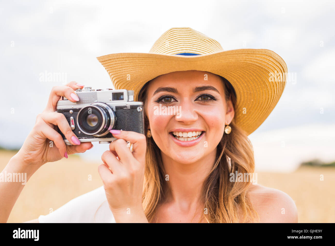 Retro photographer using old camera Stock Photo - Alamy